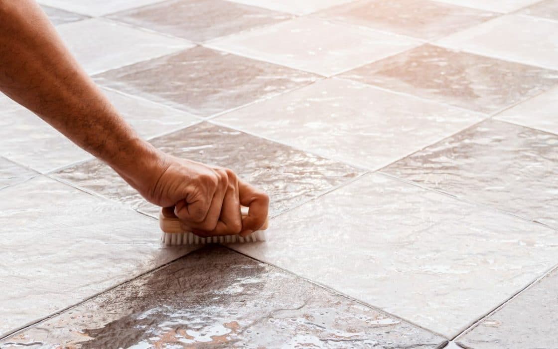 Slik kan du fjerne kalkflekker fra dusj og fliser | Vasketips | Jif